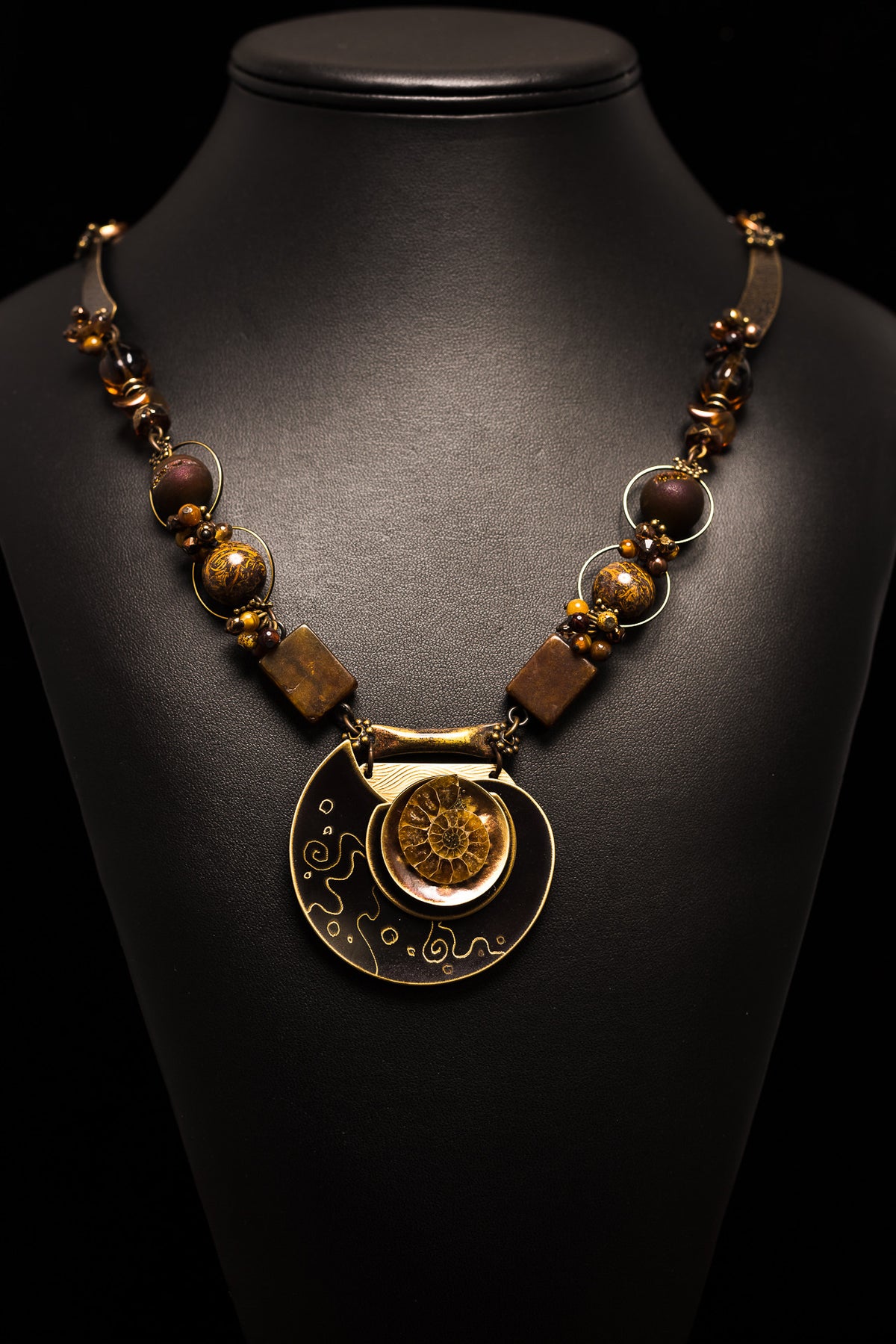 Unique jewelry | Shoreline | Gold, chocolate and a fossil by Honica!